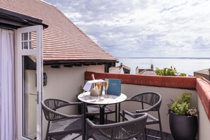 Suíte superluxo, 1 cama King e sofá-cama, sacada, vista para o mar | Terraço/pátio