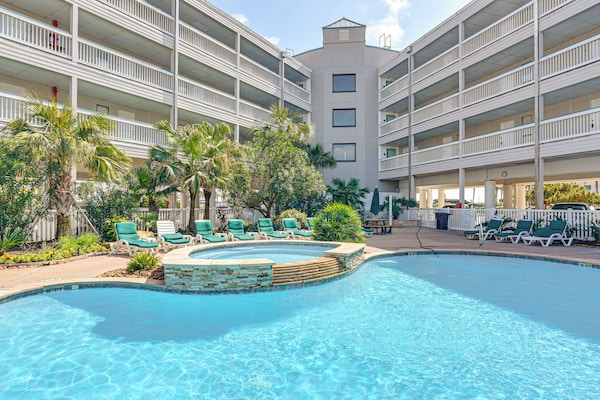 Walk To Galveston Beach: Resort-style Gem W/ Pool - Galveston, TX