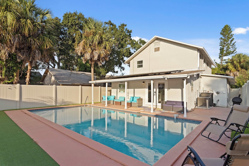 Saltwater Pool & Putting Green: Bradenton Oasis - Longboat Key, FL