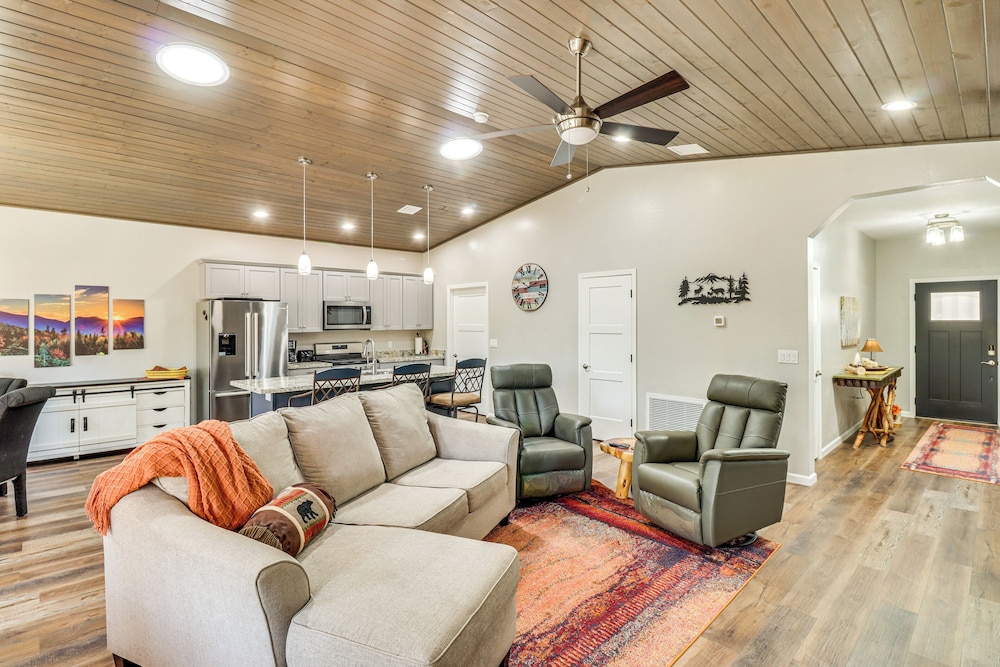 Hot Tub & Outdoor Living: Relaxing Show Low Cabin - Show Low, AZ