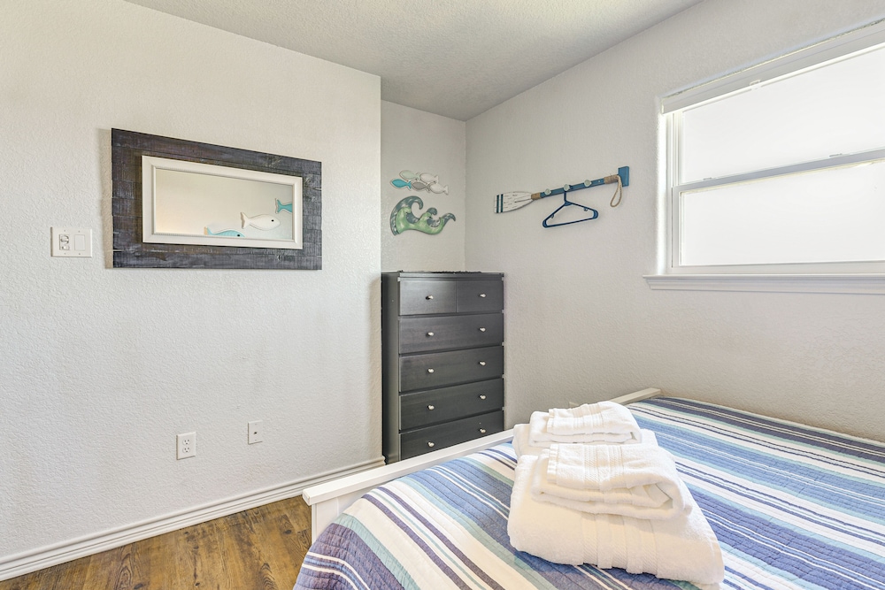 1 Block To Surfside Beach: Home W/ Gulf Views! - Surfside Beach, TX