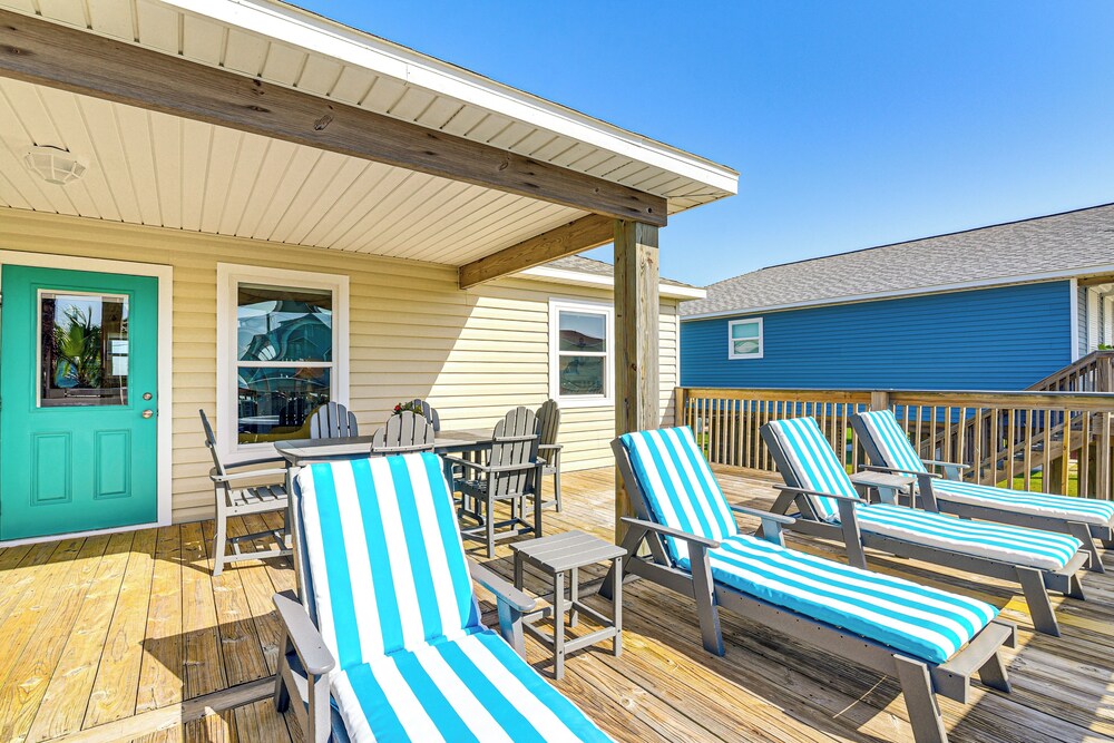 1 Block To Surfside Beach: Home W/ Gulf Views! - Texas