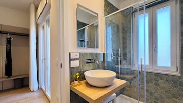 Quarto casal, sacada, vista para o mar | Banheiro | Chuveiro, secador de cabelo, toalhas de banho, sabonete