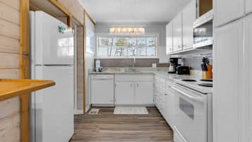 Casa, várias camas, acesso à piscina, vista para a piscina (Coastal Charm) | Cozinha privada | Geladeira, micro-ondas, fogão, cooktop