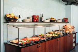 Café da manhã com buffet todos os dias (EUR 22 por pessoa) 
