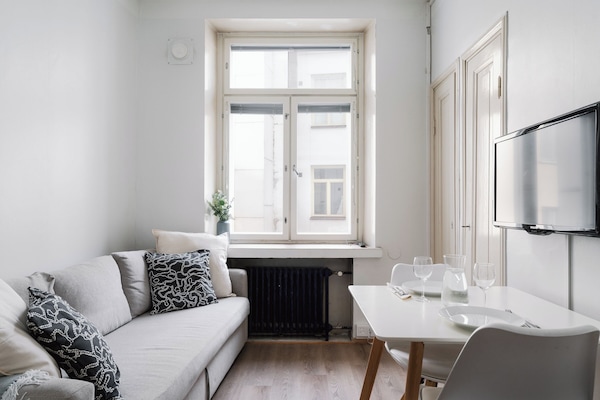 Apartamento, vista para o pátio | Sala de estar | Televisor de ecrã plano de 40 polegadas com canais por cabo