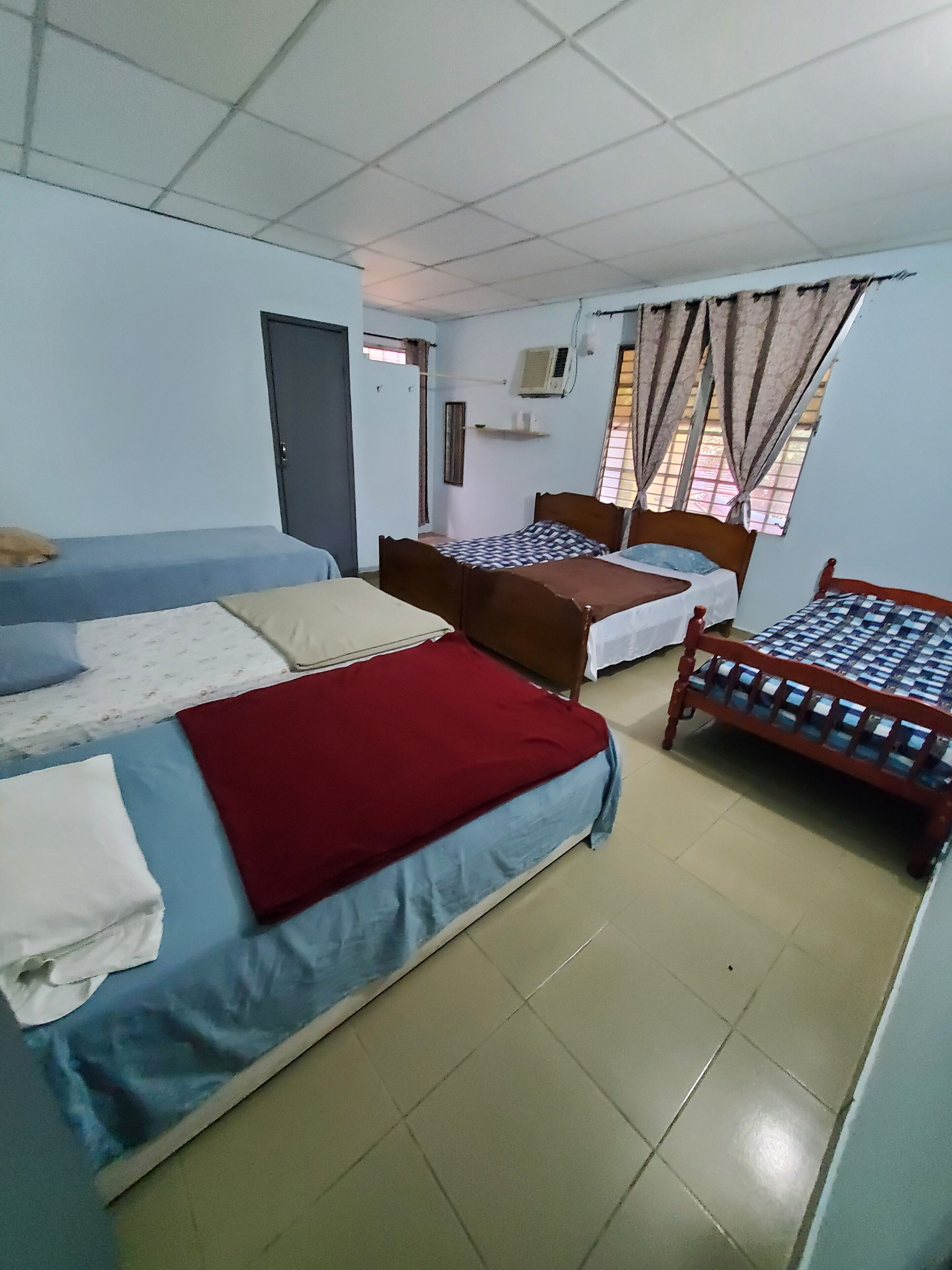 Quarto Básico | Com decoração personalizada, com mobília individualizada 