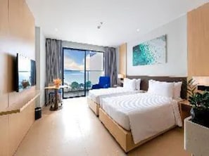 Quarto de hotel moderno com uma cama grande, uma escrivaninha, uma cadeira e vista para o exterior.