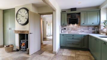 Uma máquina de lavar louça, utensílios de cozinha