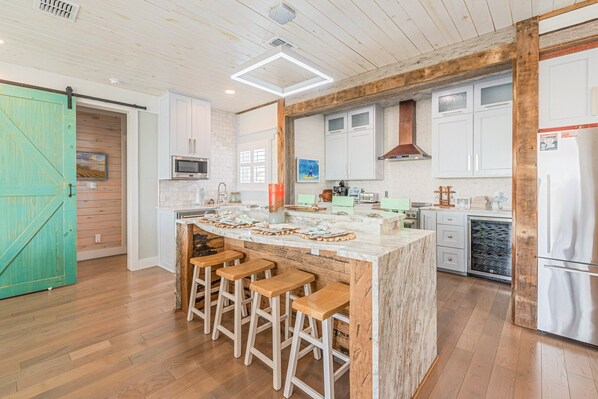 Casa, várias camas, pátio (Palm Breeze) | Cozinha privada | Um frigorífico, um micro-ondas, um forno, uma placa de cozinha 
