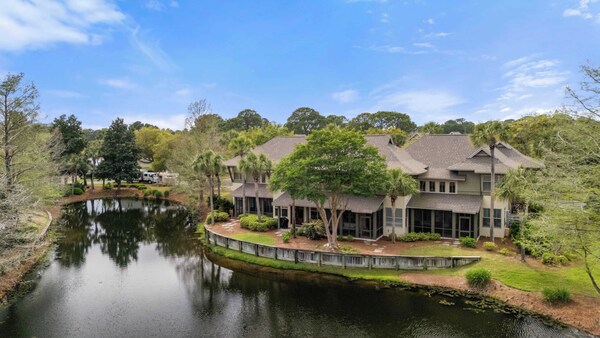 Serene Pondfront Stay W/ View, Pool Access, & Walk To Baytowne Wharf - Miramar Beach, FL