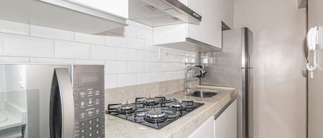 Apartamento Deluxe, ar condicionado | Cozinha privada | Um frigorífico, um micro-ondas, um forno, uma placa de cozinha