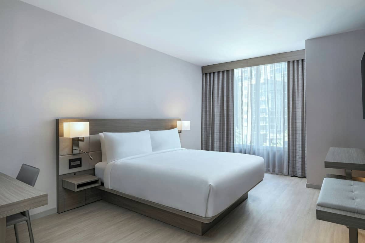Quarto, 1 cama king-size | Secretária, secretária adequada para computadores portáteis