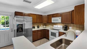 Casa de Férias, várias camas, varanda, vista para o jardim (Woodland Shores 11) | Cozinha privada | Um frigorífico, um micro-ondas, um forno, uma placa de cozinha