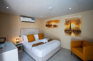 Quarto solteiro luxo, varanda, vista para o deserto | Área de estar