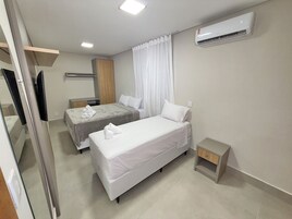 Quarto triplo família | Individualmente decorados, individualmente mobiliados, escrivaninha