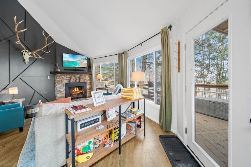 Charming Beech Mtn Home W/ Hot Tub, Fire Table, Pet-friendly & Private Deck - Beech Mountain, NC
