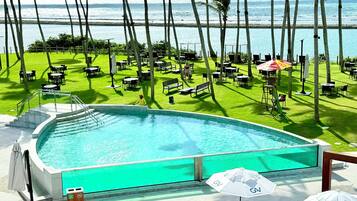 4 piscinas externas, barracas de cortesia, guarda-sóis