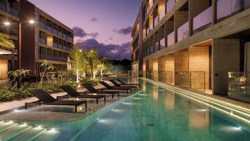 4 piscinas externas, barracas de cortesia, guarda-sóis