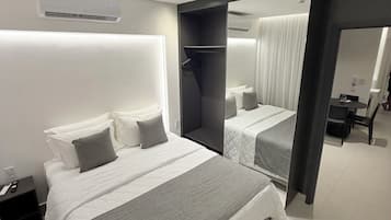 Apartamento luxo, vista parcial para o mar | Roupas de cama premium, frigobar, individualmente decorados