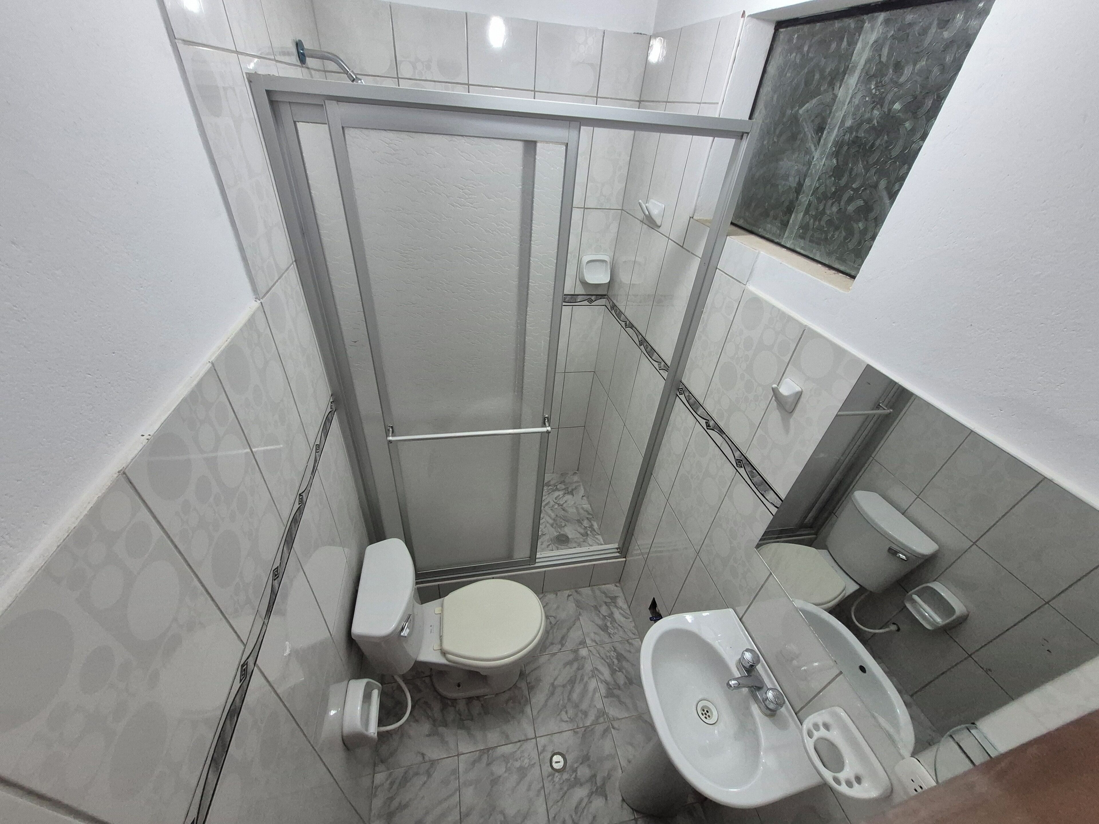Quarto Duplo ou Twin Superior, varanda, vista para o jardim | Casa de banho | Um polibã, um chuveiro fixo, artigos de higiene pessoal grátis 