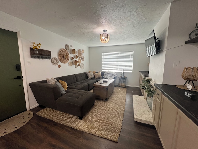 Cozy Condo On 400 N - Logan, UT