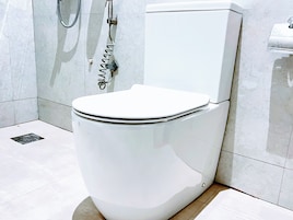 Quarto Duplo Executivo, vista para o pátio | Casa de banho | Uma combinação polibã/banheira, artigos de higiene pessoal grátis