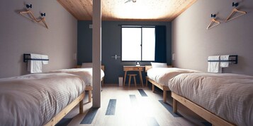 Quarto Quádruplo Standard | Secretária, Wi-fi grátis, roupa de cama fornecida 