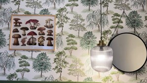 Quarto com cabeceira estofada em verde, ilustração emoldurada de cogumelos e luminária pendente.