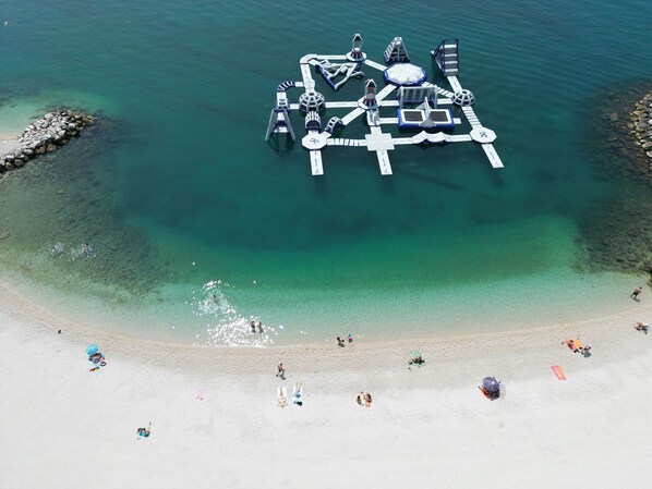 Na praia, areia branca, 7 bares na praia