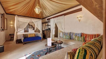 Roupa de alta qualidade, minibar, cofre no quarto