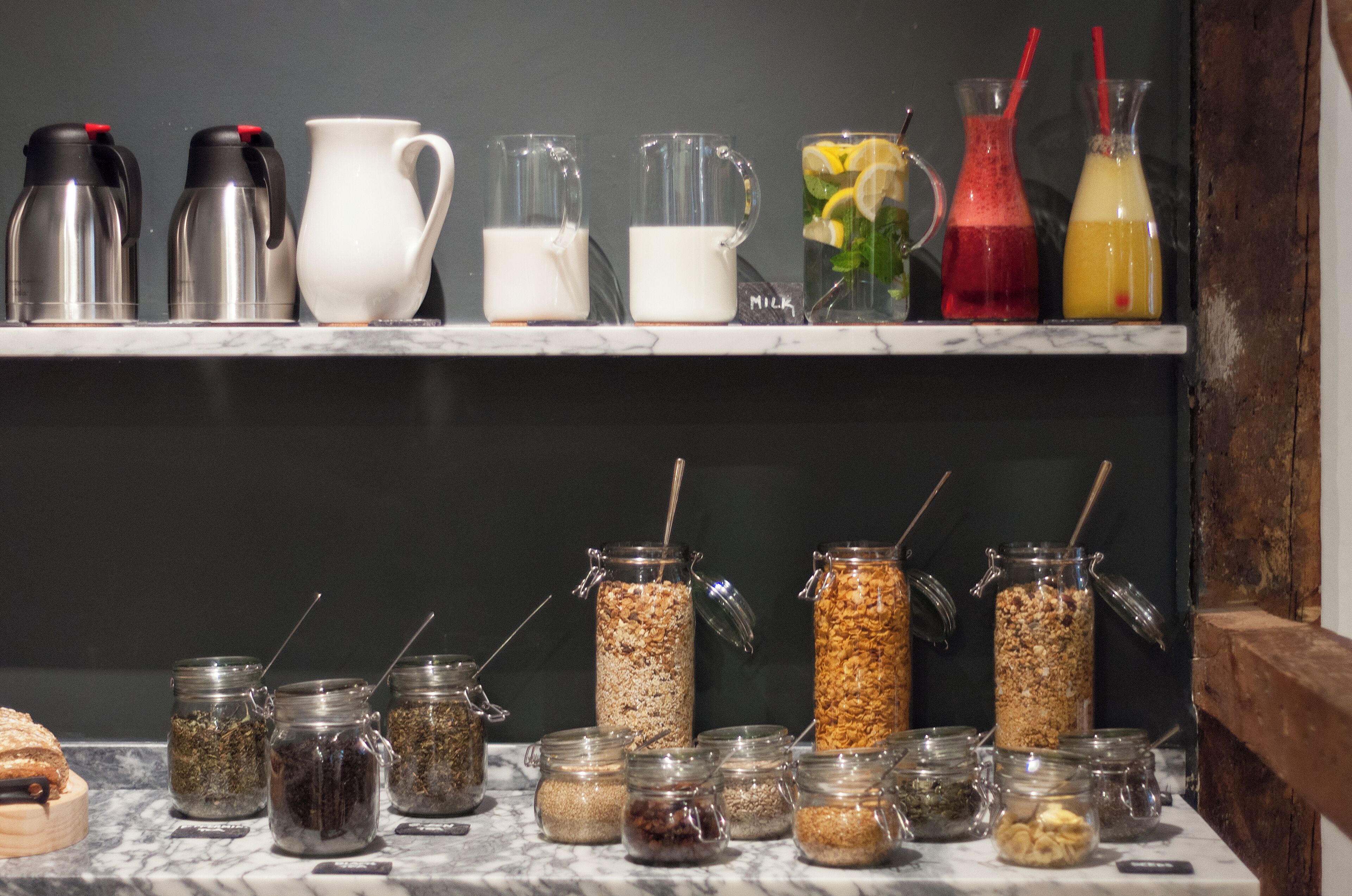 Uma bancada de cozinha com diversos recipientes de alimentos e utensílios.