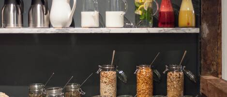 Uma bancada de cozinha com diversos recipientes de alimentos e utensílios.