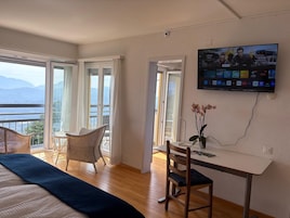 Estúdio Superior, varanda, vista para o lago | Secretária adequada para computadores portáteis, Wi-fi grátis