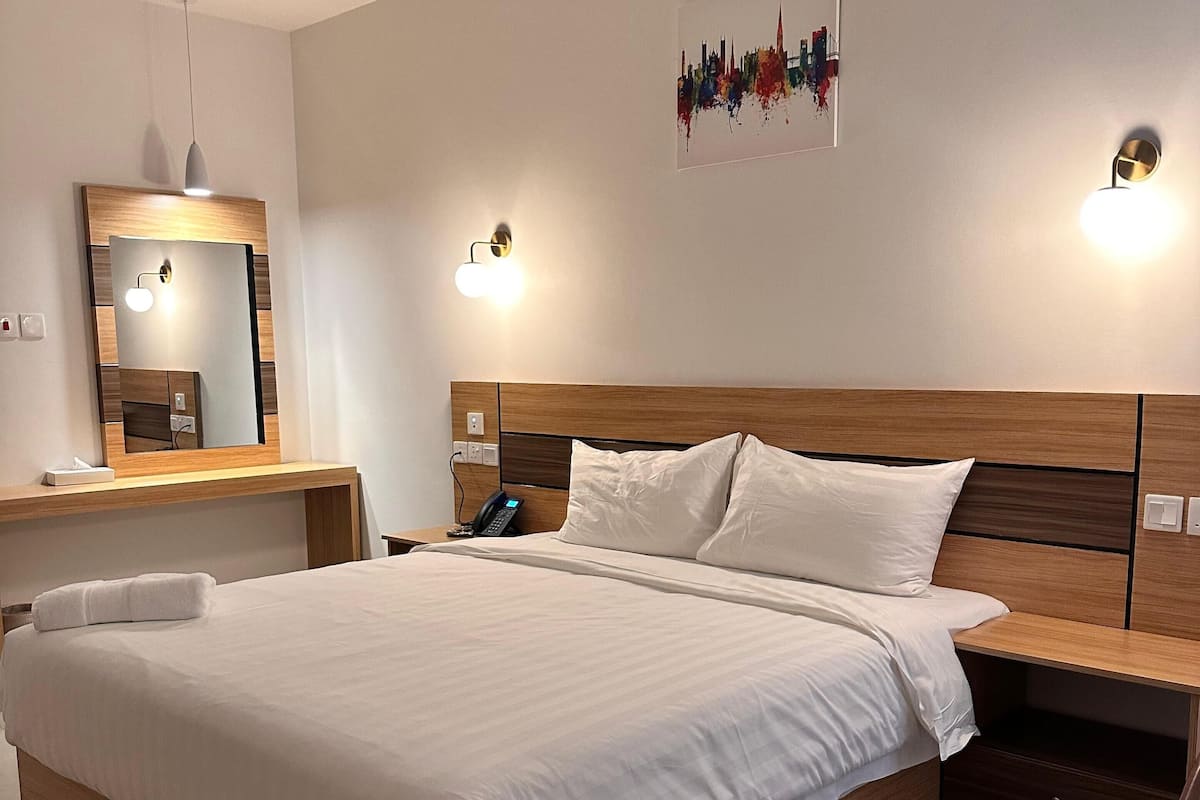 Quarto casal standard | Cofres nos quartos, escrivaninha, espaço de trabalho para notebook