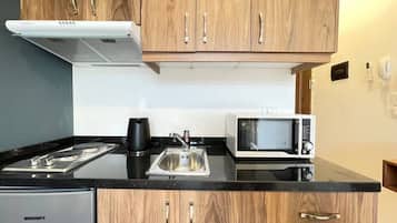 Estúdio, 1 cama de casal, Vista para a cidade | Kitchenette privada | Minifrigorífico, um micro-ondas, uma placa de cozinha