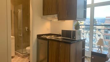 Estúdio | Kitchenette privada | Minifrigorífico, um micro-ondas, uma placa de cozinha
