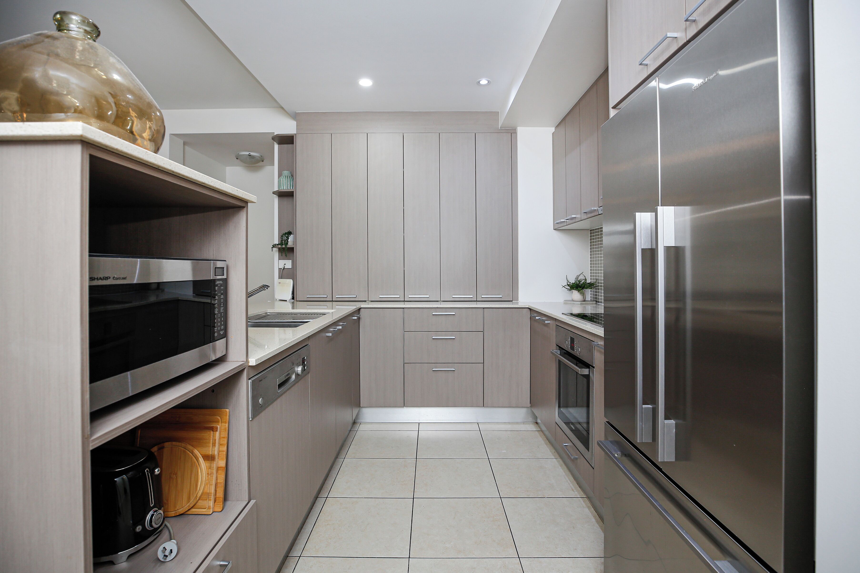 Apartamento luxo, sacada, vista para a piscina | Cozinha privada | Geladeira grande, micro-ondas, fogão, cooktop