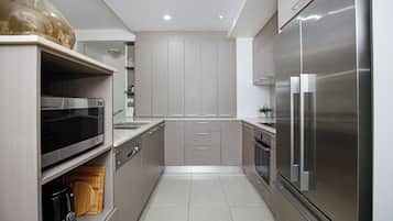 Apartamento luxo, sacada, vista para a piscina | Cozinha privada | Geladeira grande, micro-ondas, fogão, cooktop