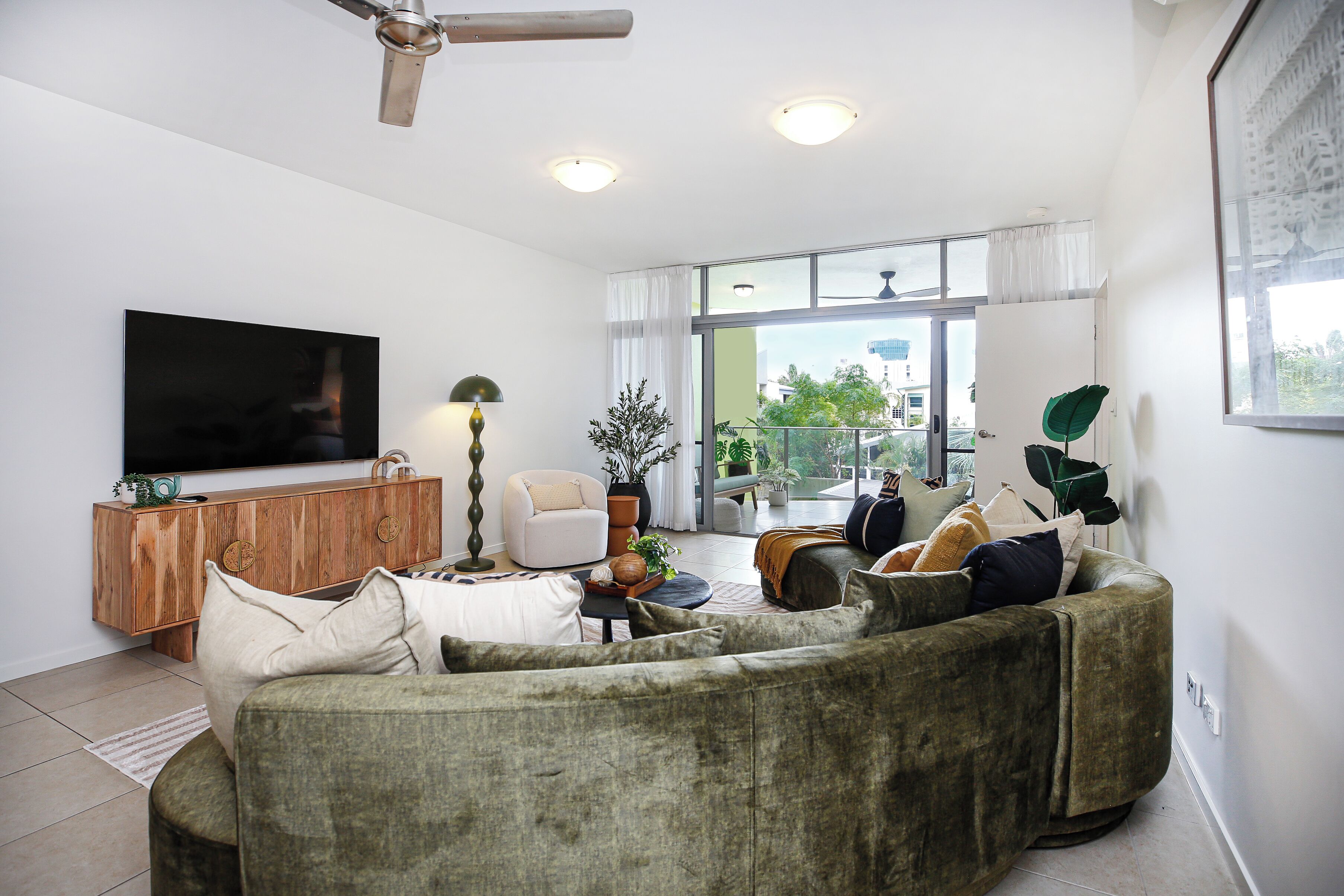 Apartamento luxo, sacada, vista para a piscina | Área de estar | Smart TV 55 polegadas com canais a cabo, Netflix, serviços de streaming