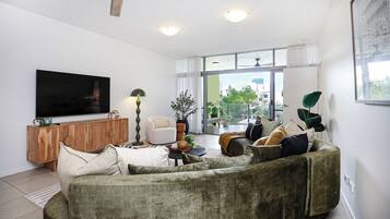 Apartamento luxo, sacada, vista para a piscina | Área de estar | Smart TV 55 polegadas com canais a cabo, Netflix, serviços de streaming