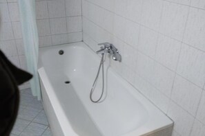 Uma combinação polibã/banheira, uma banheira de imersão total