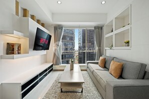 Apartamento, 3 quartos, Vista para a cidade | Sala de estar | TV de ecrã plano 