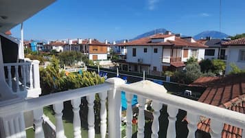 Quarto Twin Básico, varanda, vista para a piscina | Vista da varanda