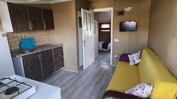 Quarto Triplo Clássico, varanda, vista para a montanha | Sala de estar | Televisor LED de 33 polegadas com canais via satélite