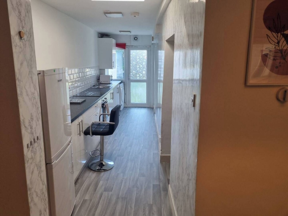 Gillingham 4-bed Stay - Wifi, Parking, Ldn Access - Chatham