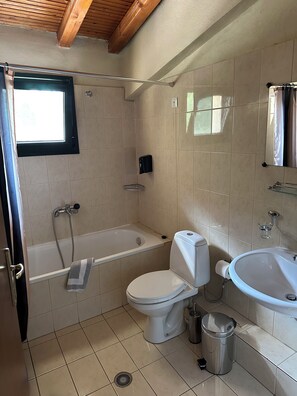 Quarto Duplo Económico, varanda, vista para a montanha | Casa de banho