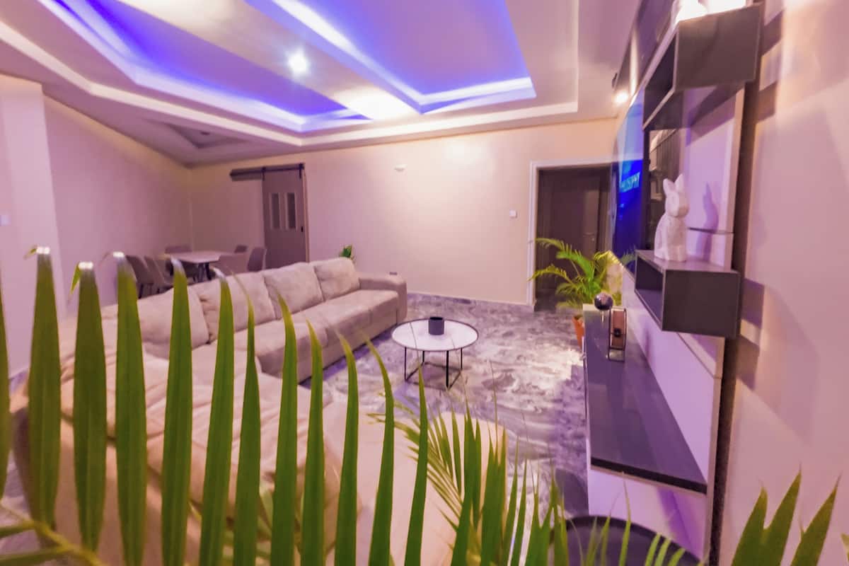 Apartamento empresarial, 3 quartos, sacada, vista para o pátio | 1 quarto, escrivaninha, espaço de trabalho para notebook