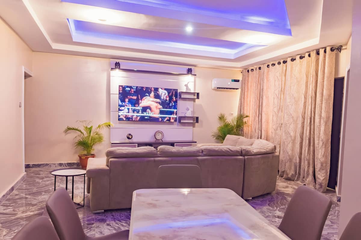 Apartamento superluxo, 1 quarto, sacada, vista para o pátio | 1 quarto, escrivaninha, espaço de trabalho para notebook
