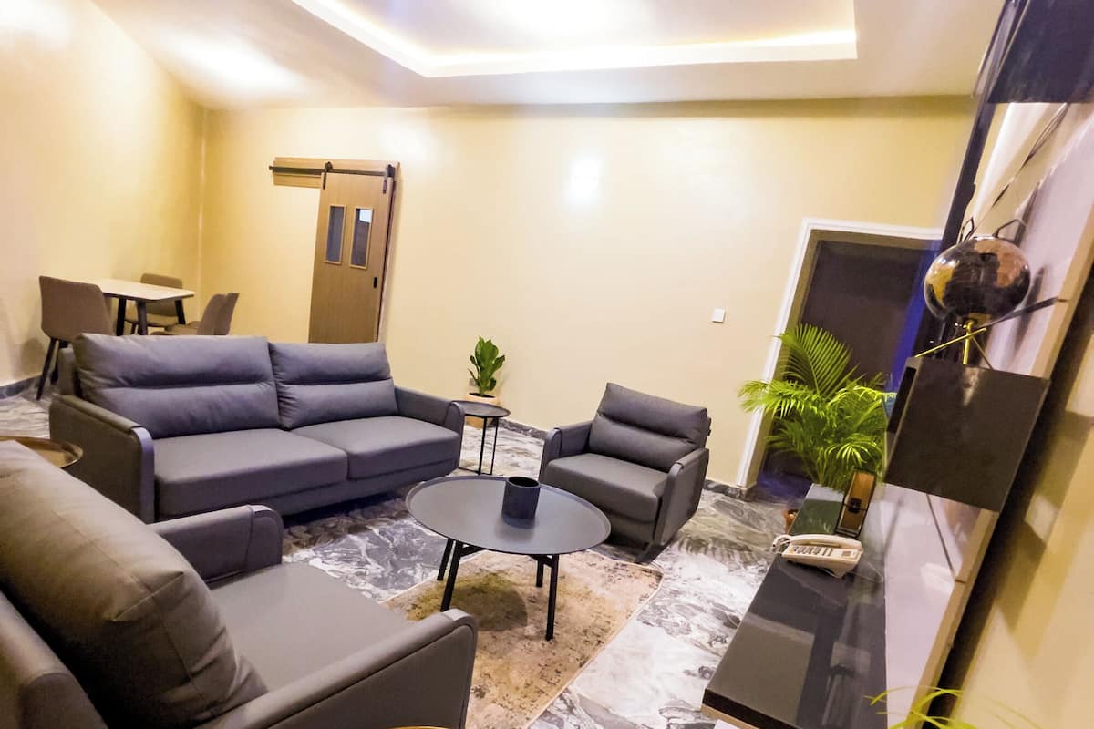 Apartamento executivo, 2 quartos, sacada, vista para o pátio | 1 quarto, escrivaninha, espaço de trabalho para notebook